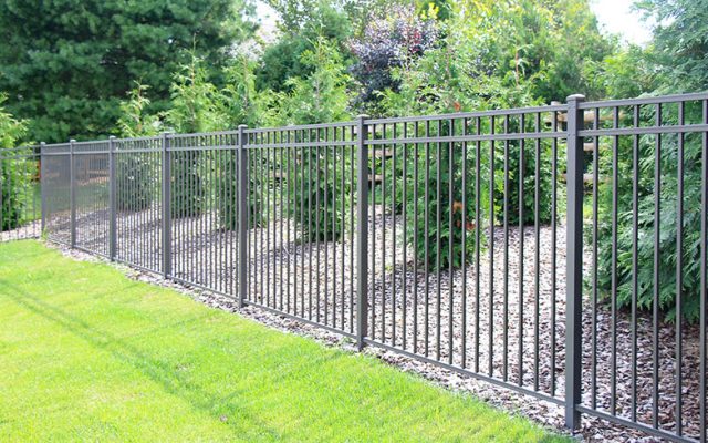 Shared Fences: Guide to Splitting the Fence Cost with Your Neighbor